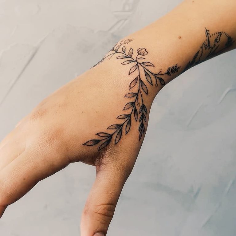 Tiny flowers on a hand by Jessica Rubbish - Tattoogrid.net