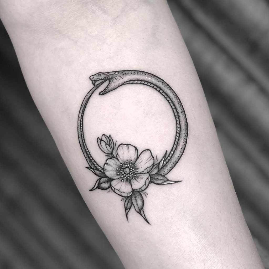 Blackwork dragon by @hanaroshinko - Tattoogrid.net